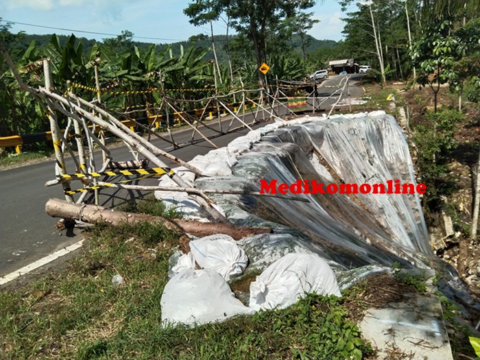Medikom Online - Penanganan Longsoran Jalan di Ruas Cidaun ...
