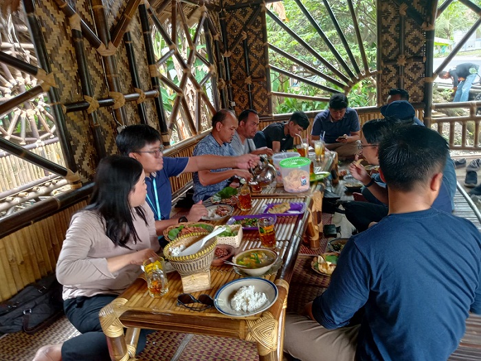 Medikom Online - Saung Lesehan Agus Kucir Rekrut Pekerja di Tengah ...